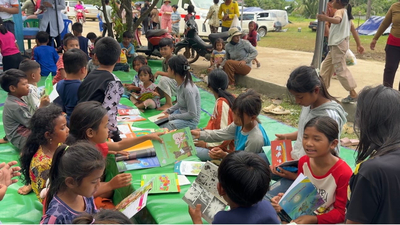 កុមាររីករាយ អានសៀវភៅក្នុងជំរំភៀសខ្លួន